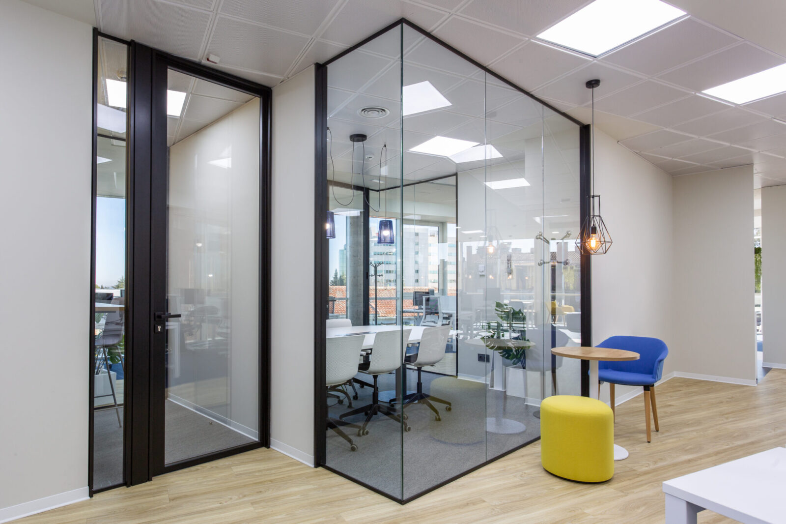 Diseño de Oficinas Vanguardistas: Transformación Panel
